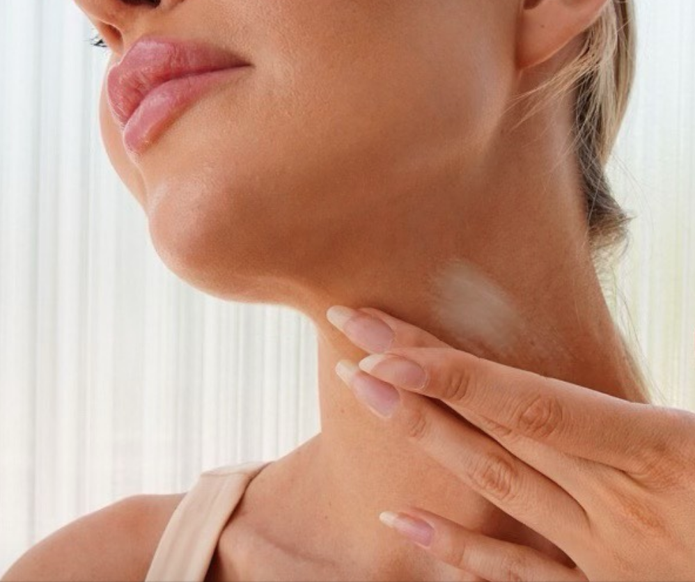 The Secret to Younger Looking Neck and Decollete – Squeeze Skin