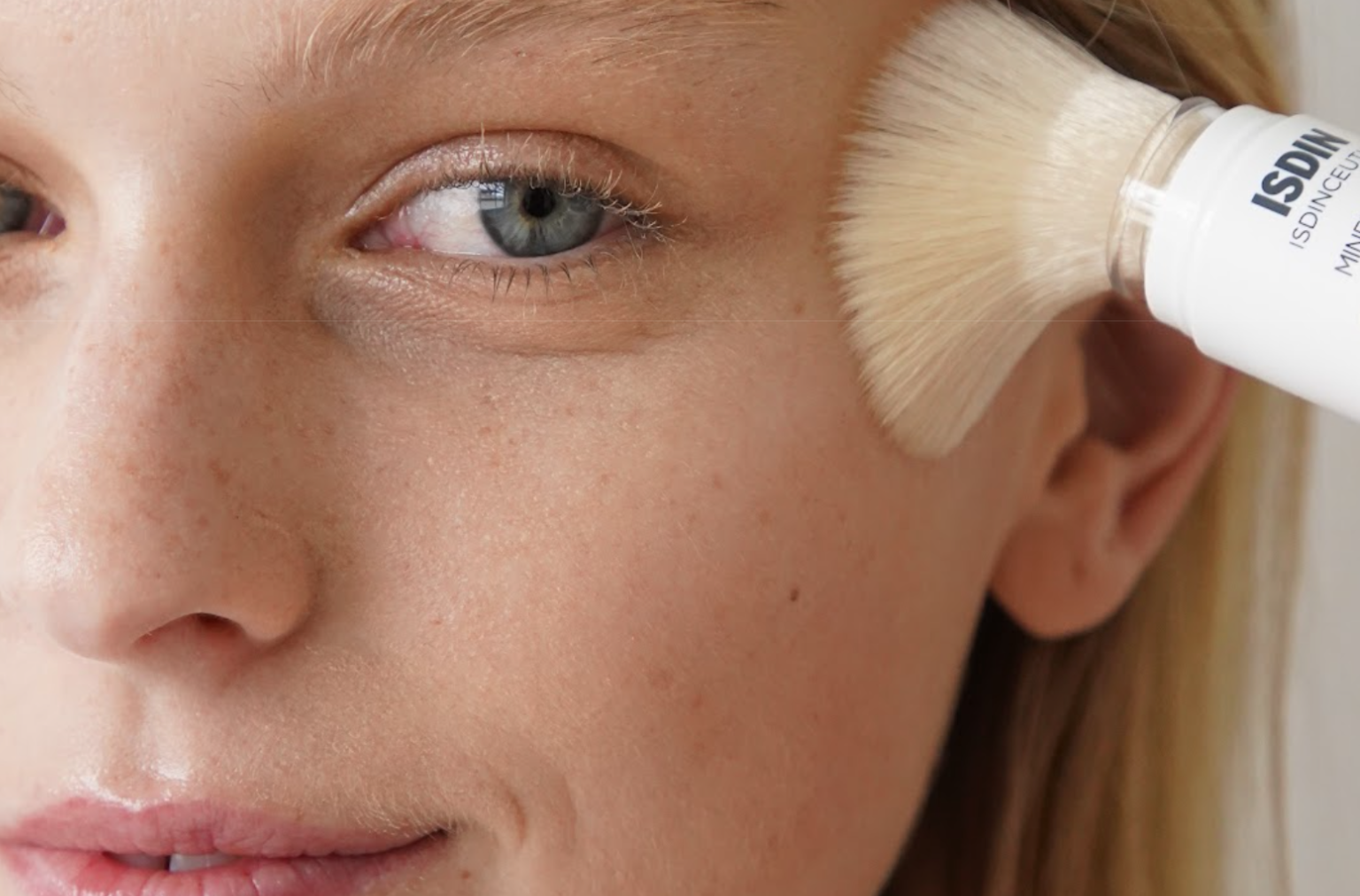 Can I Reapply Sunscreen Over Makeup? – Squeeze Skin